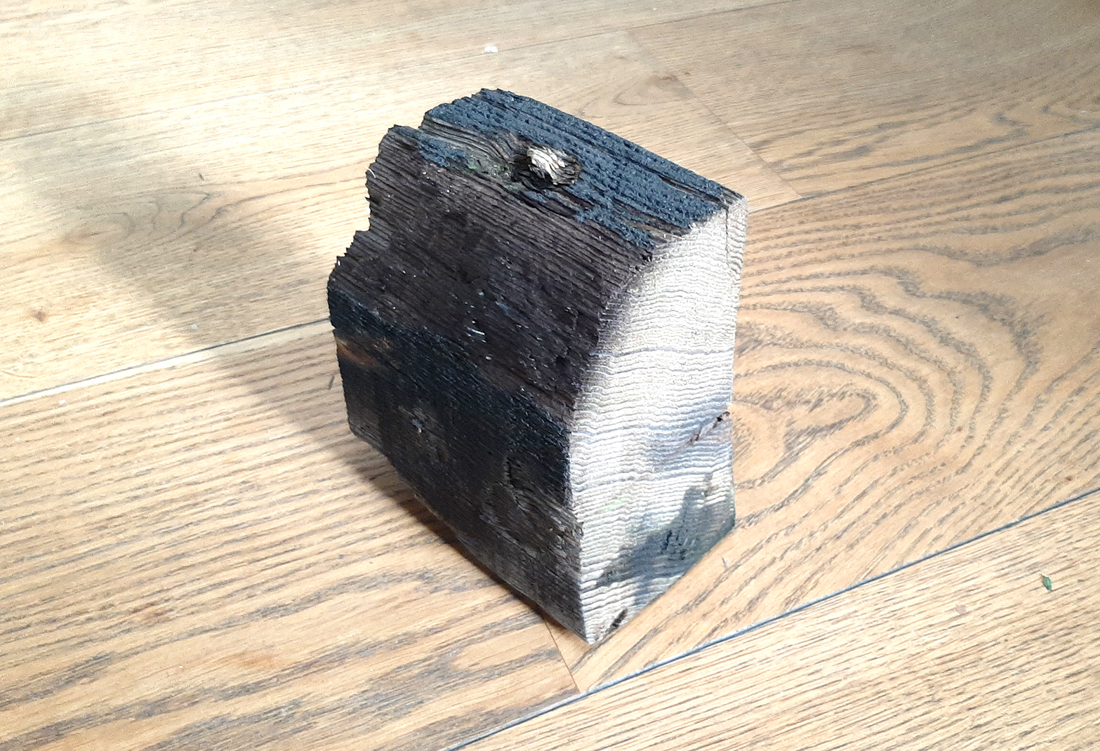 Et stykke krigshistorie dukket frem fra hytteveggen.